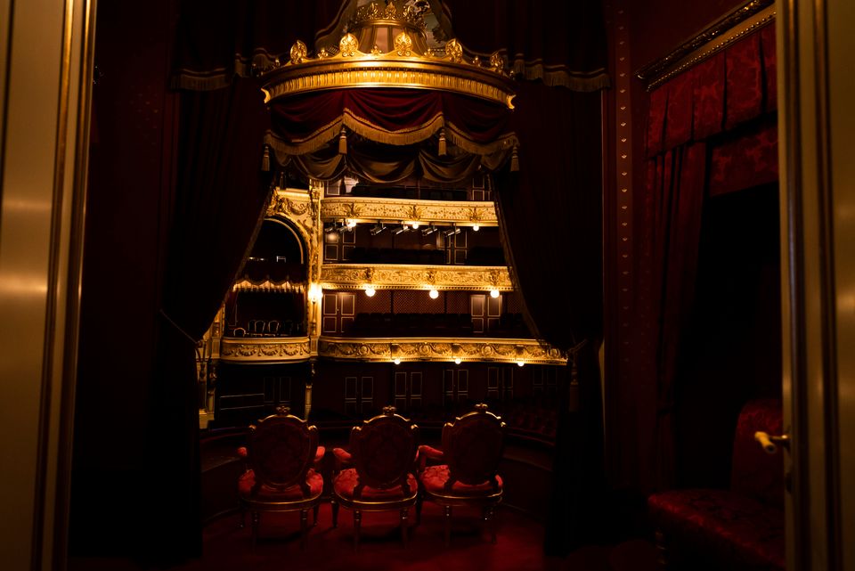 Dronningens loge og balkonfoyeren på Gamle Scene nyrestaureret til ...