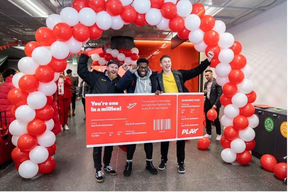 PLAY overrasker passager nummer 1 million med et helt livs gratis ...