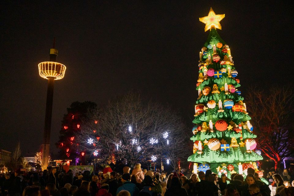 Børn fra Julemærkehjemmene tændte julelyset i LEGOLAND® og i det 10 ...