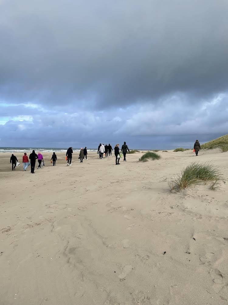 PwC samler mikroplast op fra havet ved Løkken | PwC