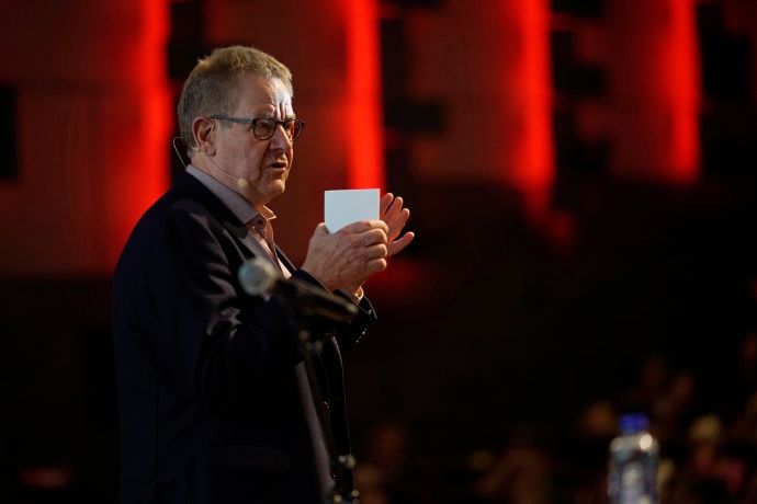 Poul Nyrup Rasmussen modtager Peter Sabroe Klubbens hæderspris | Det ...