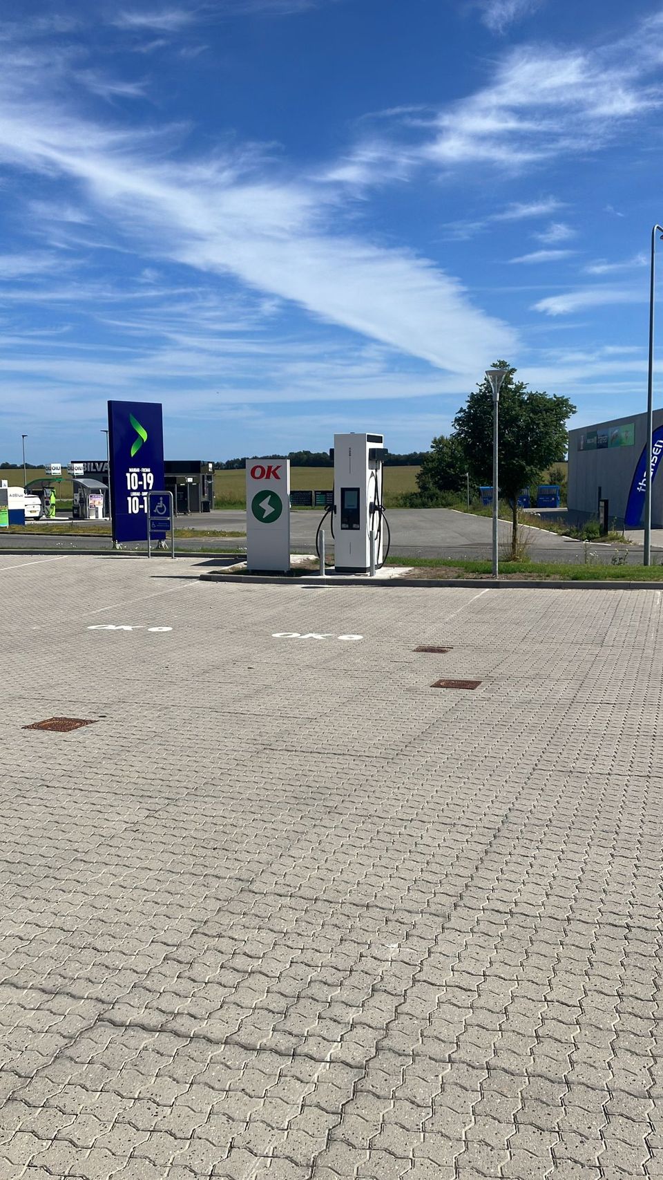 Den første ladestander står klar: Oplad bilen ved Elgiganten i Grenå | OK