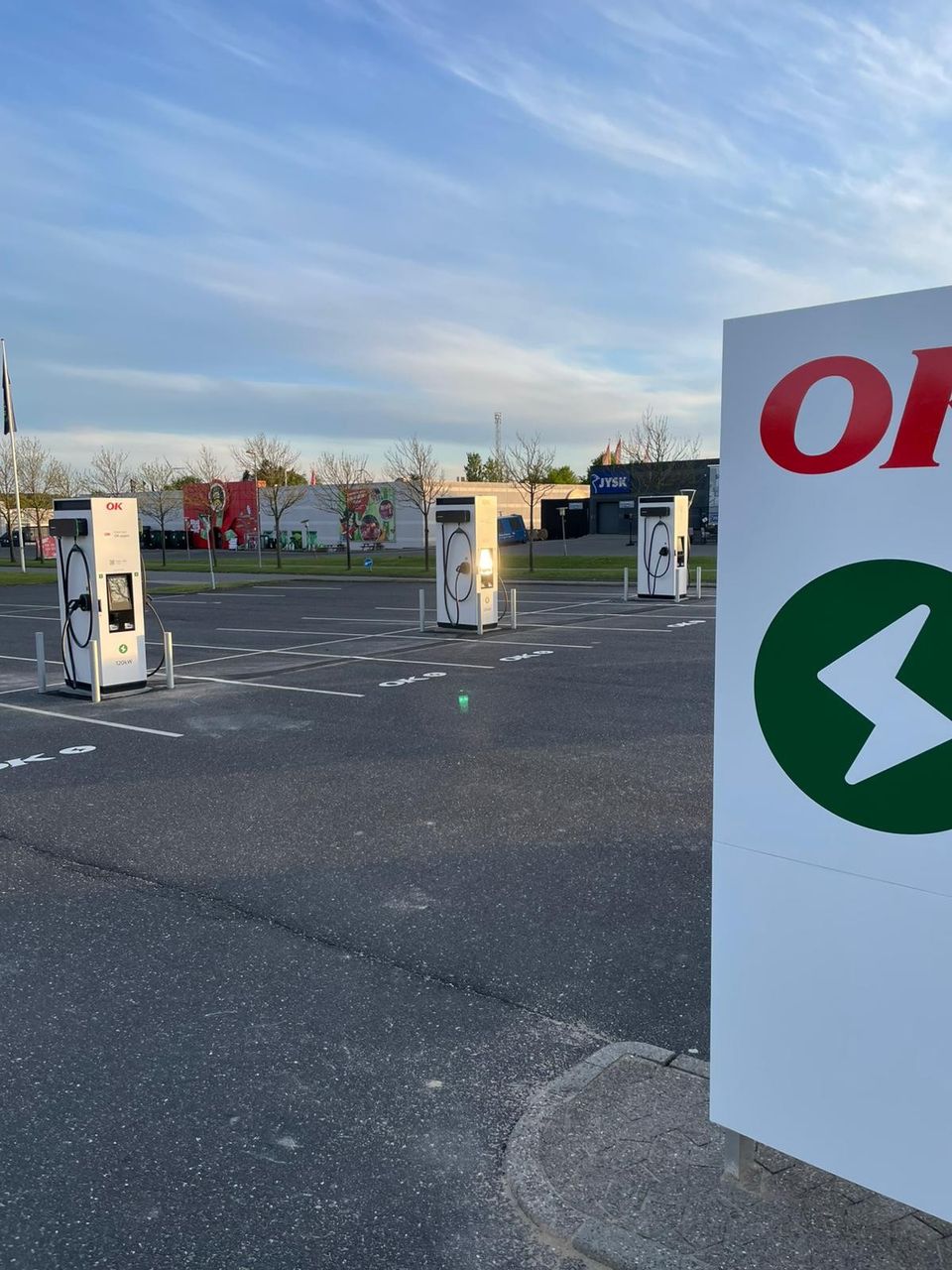 OK har opført ladestandere hos Elgiganten i Randers | OK