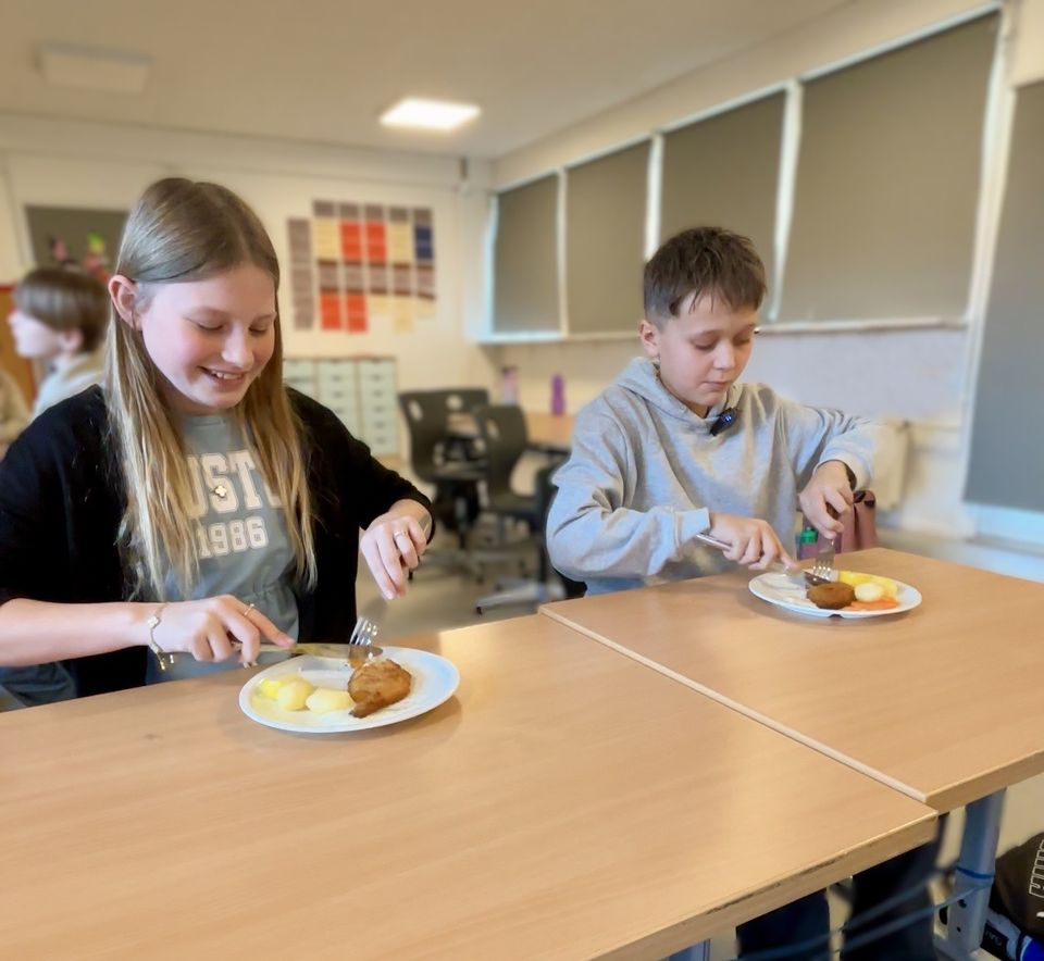 Elever har fået skolemad i tre uger: - Det er dejligt, at man ikke skal ...