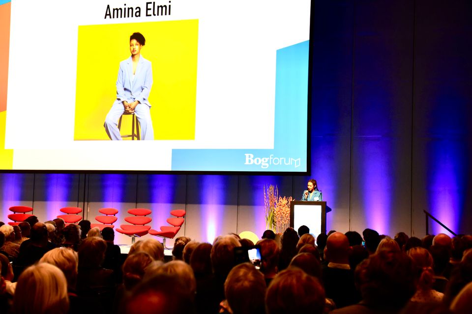 Amina Elmi hædret med Bogforums Debutantpris 2023 | Bellagroup A/S