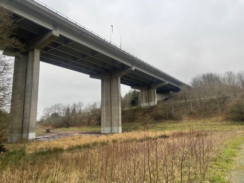 Autoværn på Hylkedalsbroen på E45 Sønderjyske Motorvej bliver skiftet ...