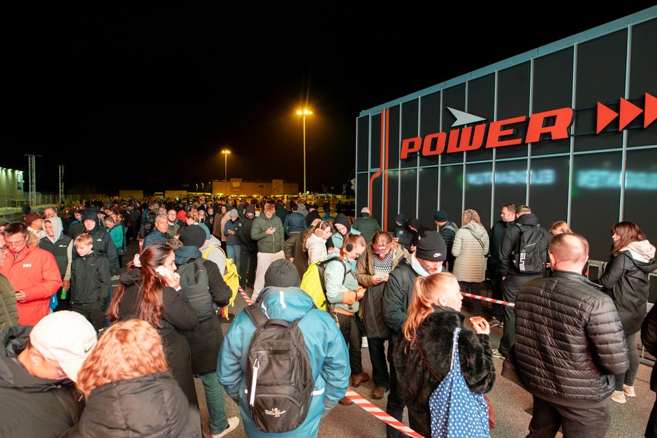 2 kilometer kø ved POWERs rekordåbning af ny butik i Odense | Power