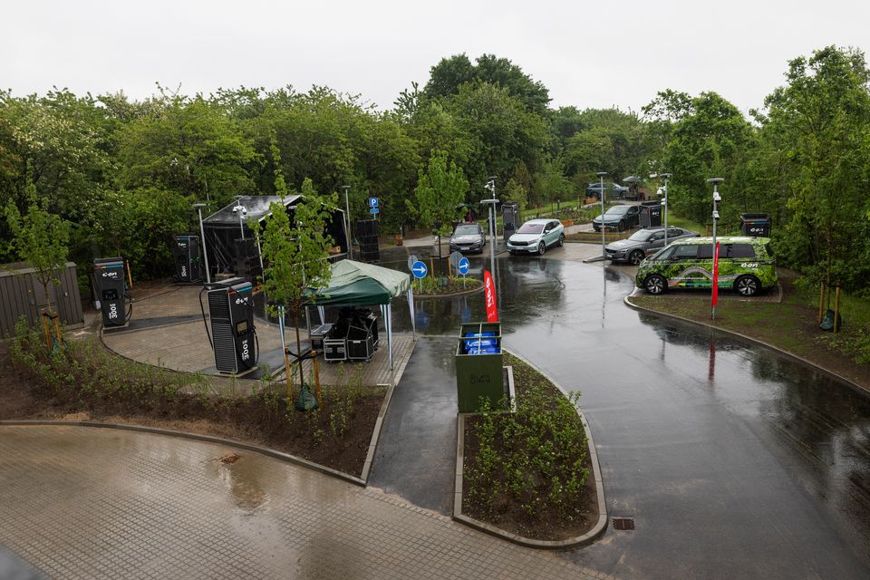 Åbningen af verdens første Omtankestation til elbiler tiltrak både ... Åbningen af verdens første Omtankestation til elbiler tiltrak både ...