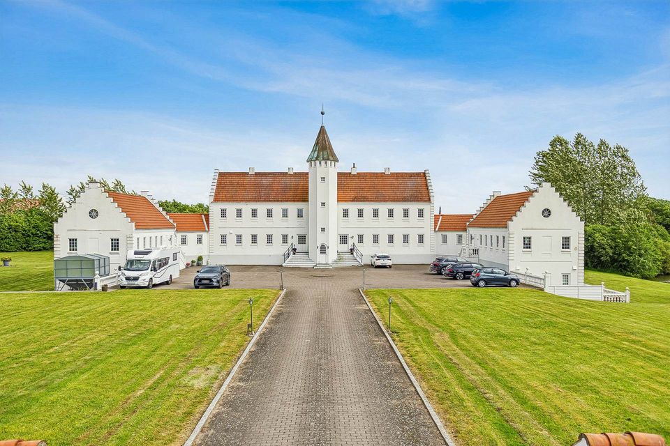 Et af Danmarks nyeste slotte er til salg | Boliga