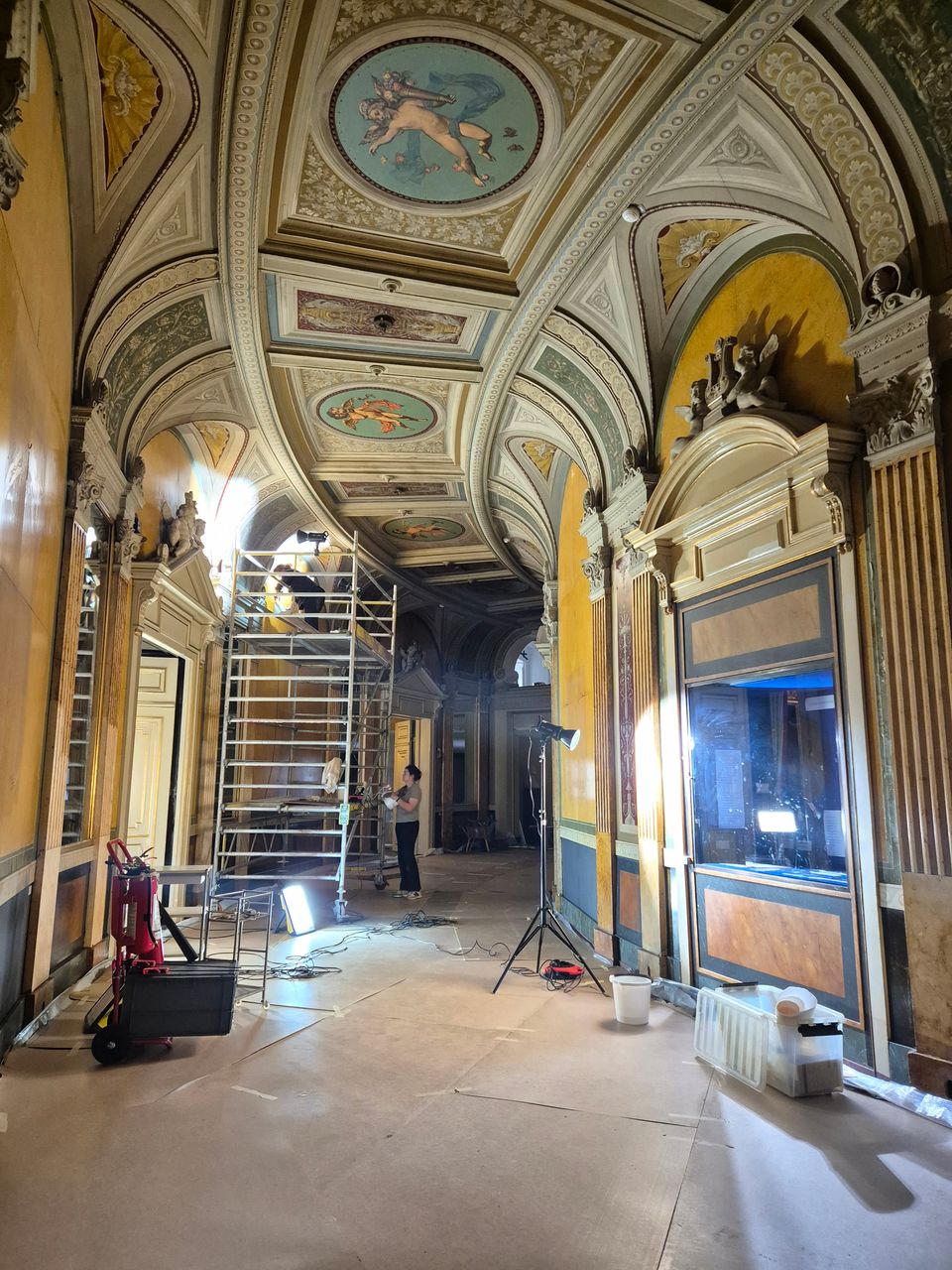 Balkonrundgangen på Gamle Scene nyrestaureret og klar til at modtage ...