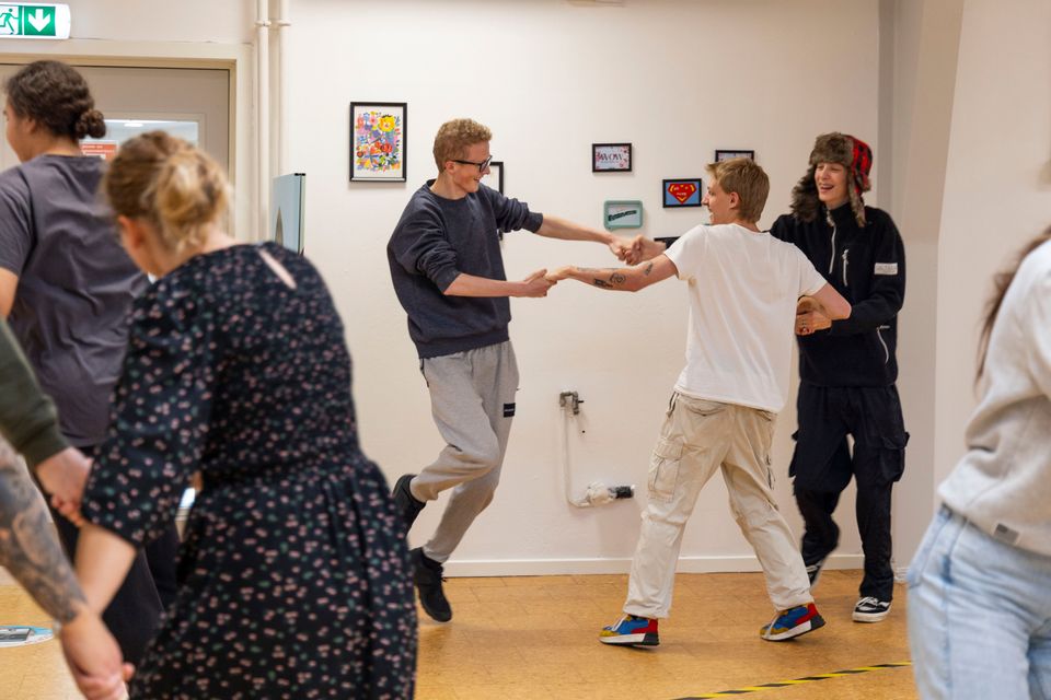 Udsatte unge og voksne med psykisk sygdom danser sig til bedre trivsel | Aalborg Universitet