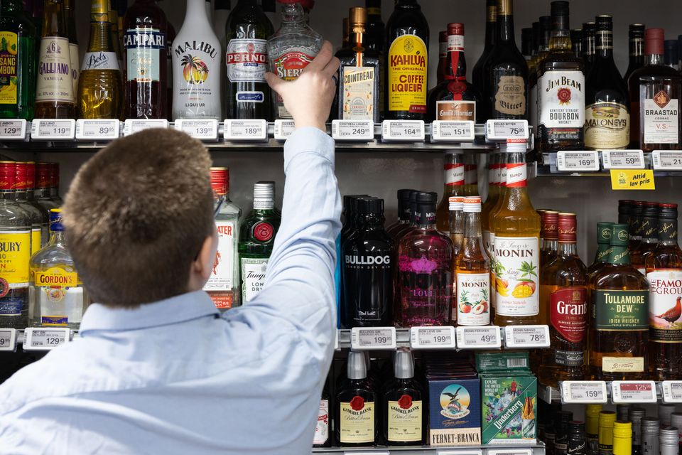 Mere end hver tredje butik solgte ulovligt til mindreårige ... Mere end hver tredje butik solgte ulovligt til mindreårige ...
