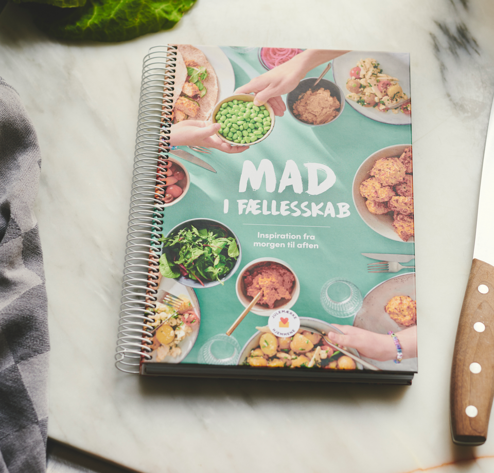 Ny kogebog gør det nemt for familien at lave mad sammen | Julemærkefonden