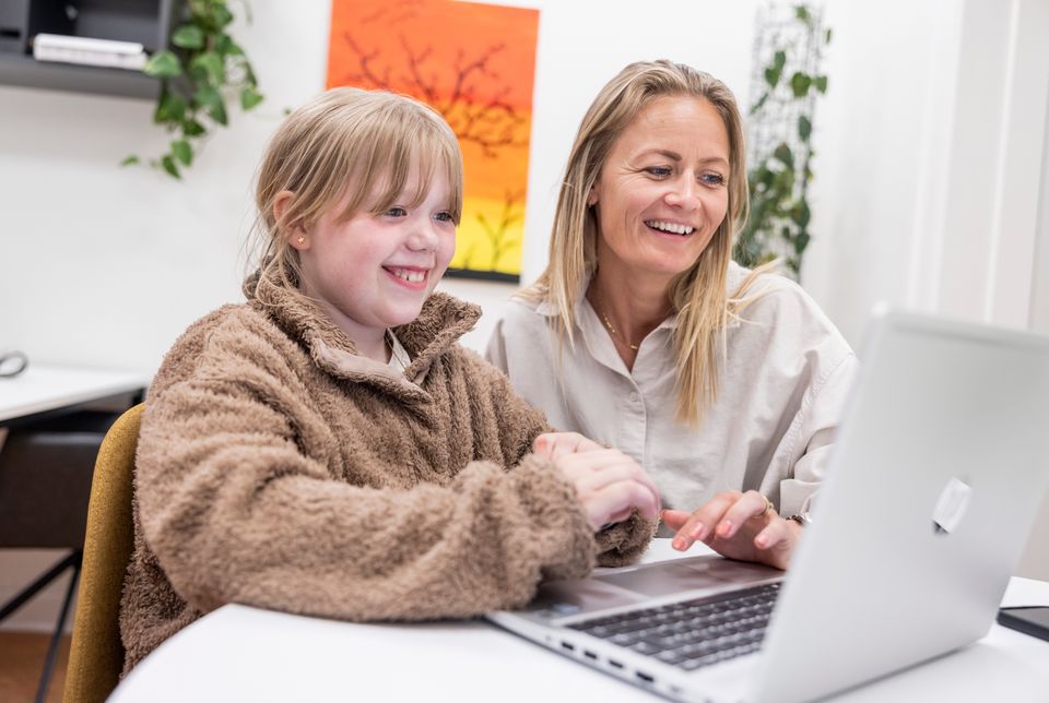 Sådan giver du dit barn sunde skærmvaner i sommerferien | Julemærkefonden